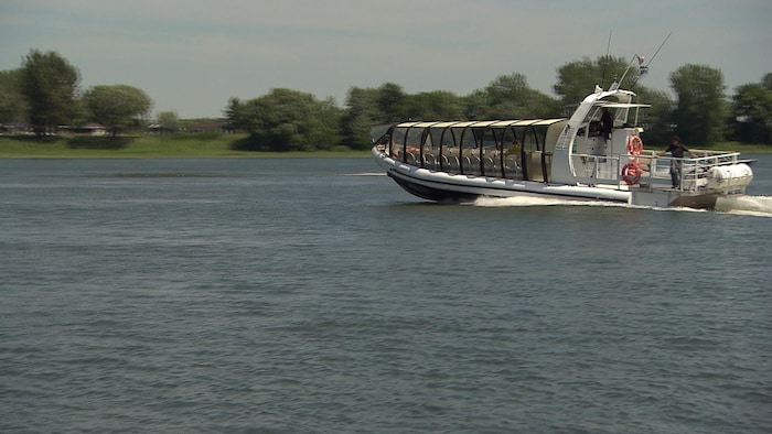 Une navette fluviale reliant Pointe-aux-Trembles au port de Montréal ...