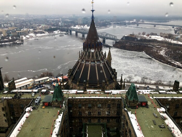 Le parlement fait ses boîtes... Mais reste ouvert aux visiteurs | Radio ...