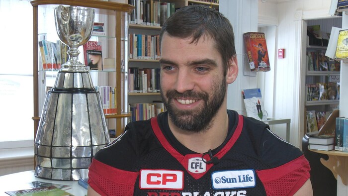 Sainte-Flavie accueille son champion et la coupe Grey | Radio-Canada