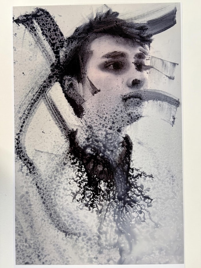 Un artiste réalise le portrait de ses collègues, « une façon de ...