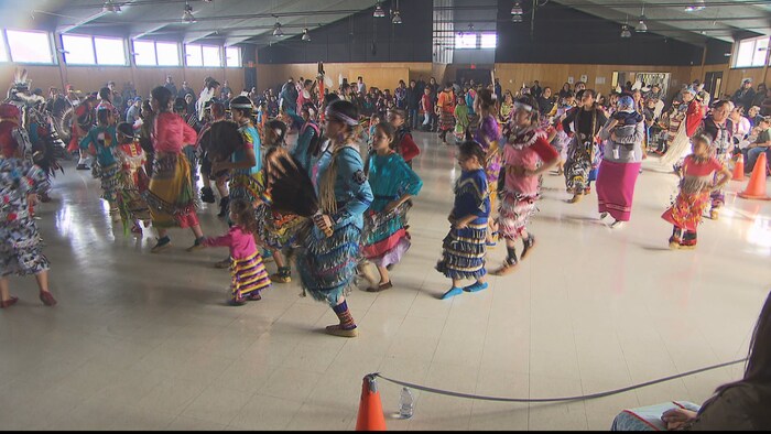 Premier pow-wow pour les jeunes de Uashat-Maliotenam | Radio-Canada
