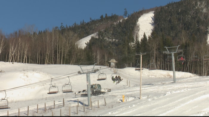 La station de ski Pin Rouge en meilleure santé | Radio-Canada