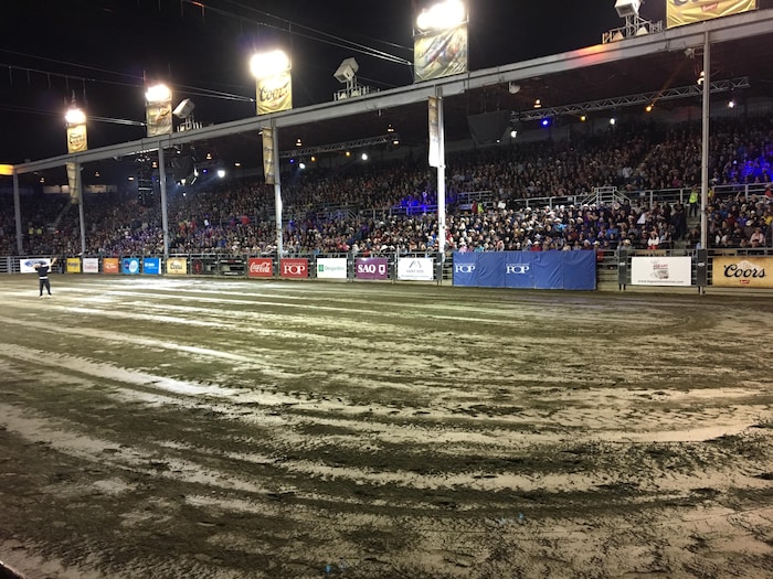Un premier rodéo de nuit survolté à Saint-Tite | Radio-Canada