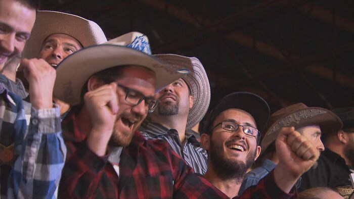 Un premier rodéo de nuit survolté à Saint-Tite | Radio-Canada