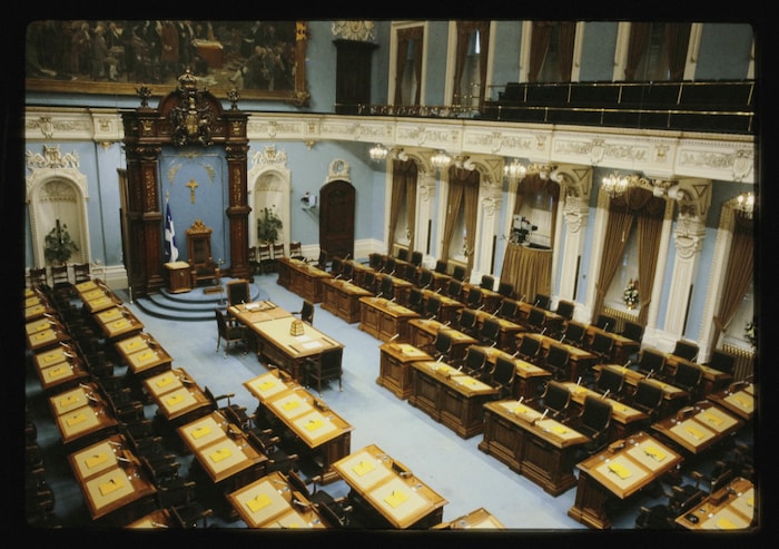 Du bleu au rouge : l’Assemblée nationale change de salon | Radio-Canada