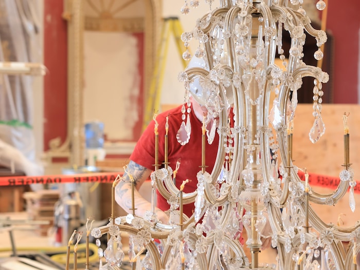 Du bleu au rouge : l’Assemblée nationale change de salon | Radio-Canada