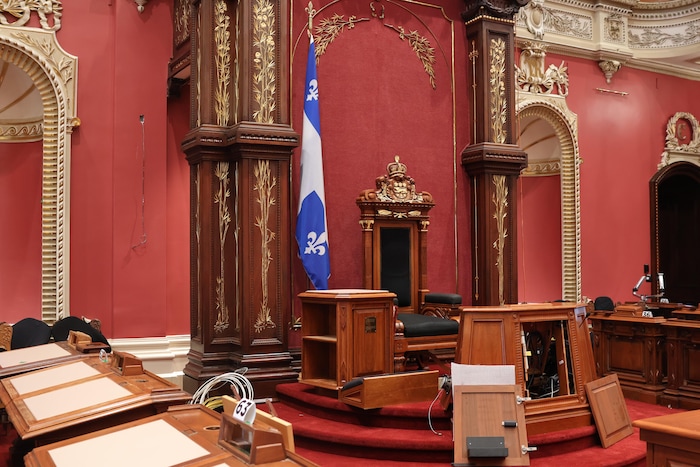 Du bleu au rouge : l’Assemblée nationale change de salon | Radio-Canada