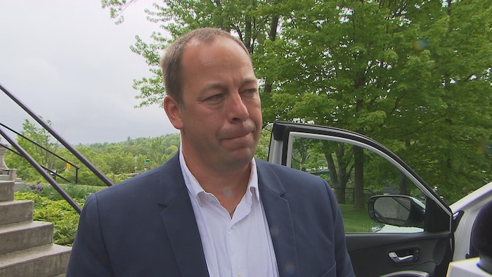 Hommage émouvant au pilote Guy Ouellette | Radio-Canada