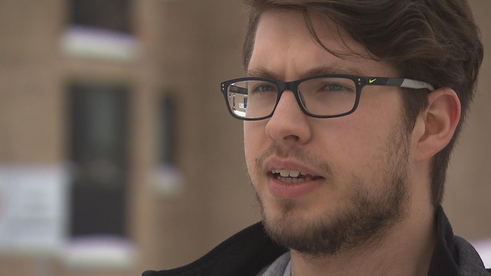 Des affiches islamophobes dans des abris d'autobus à Trois-Rivières ...