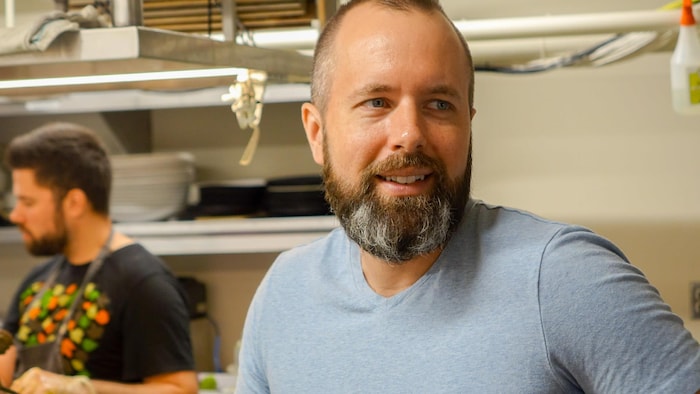 Pénurie de main-d'œuvre : quand un propriétaire enfile le tablier ...