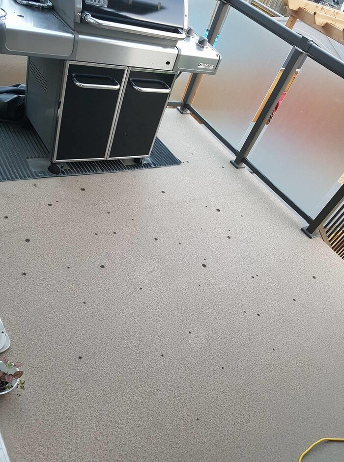 Une pluie à l'odeur étrange recouvre la terrasse d’une famille | Radio ...