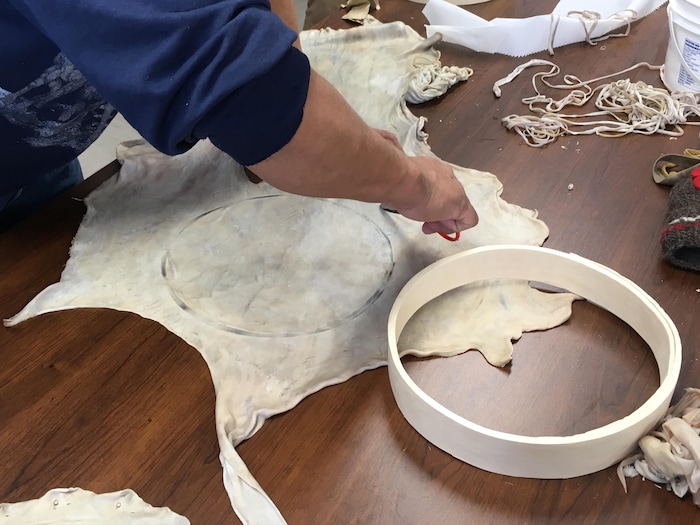 Confection de tambours au Centre d'amitié autochtone : le pouvoir d ...