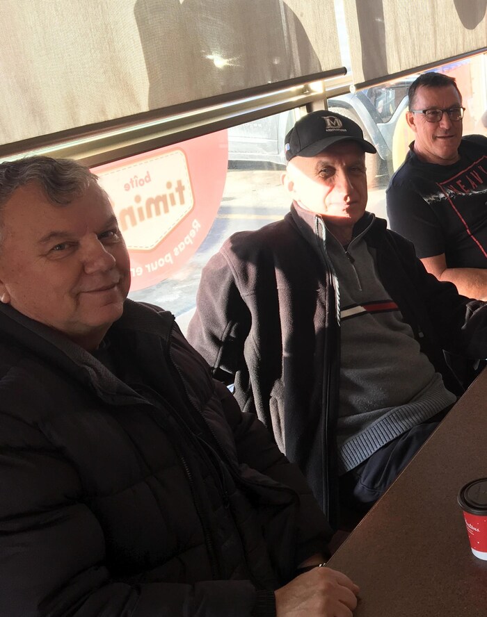 Discussions au café avec les « amis » du vice-premier ministre Robert ...