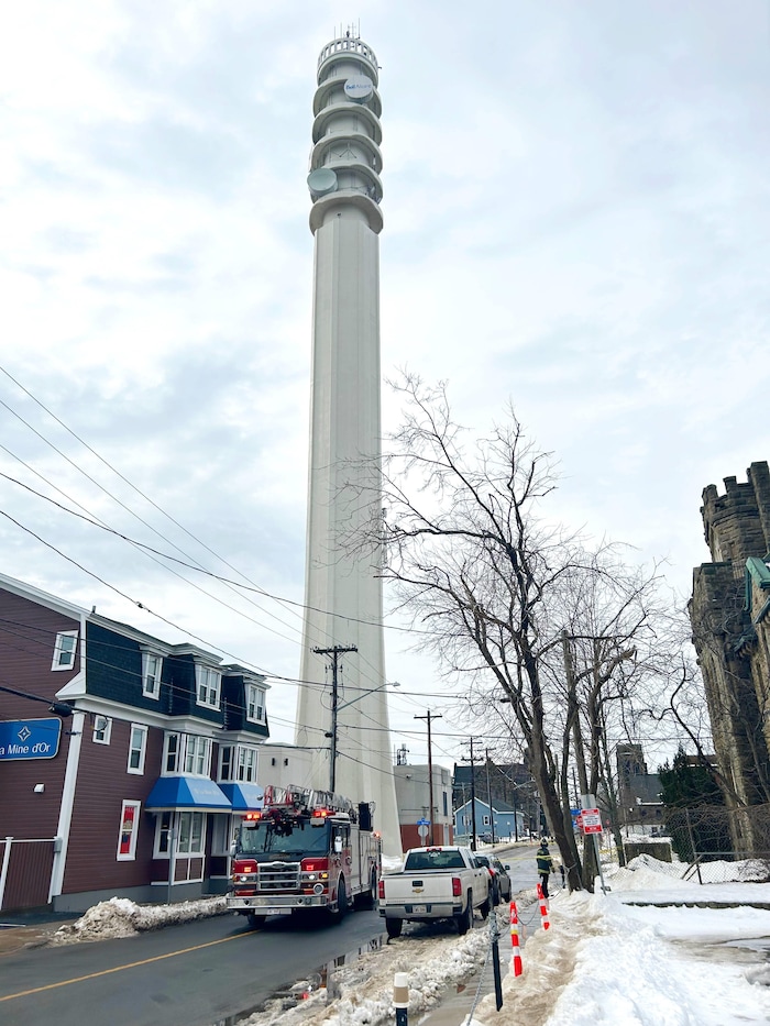 De la glace qui tombe de la tour Bell Aliant, à Moncton, endommage deux ...