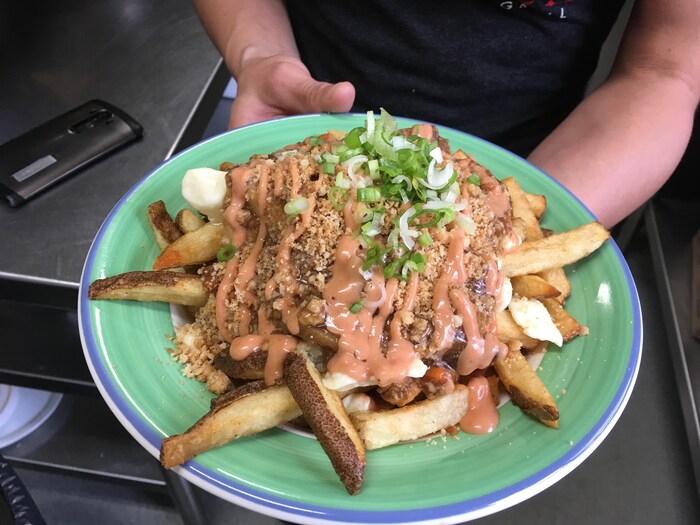 Une tournée de poutine dans le sud du Manitoba | Radio-Canada
