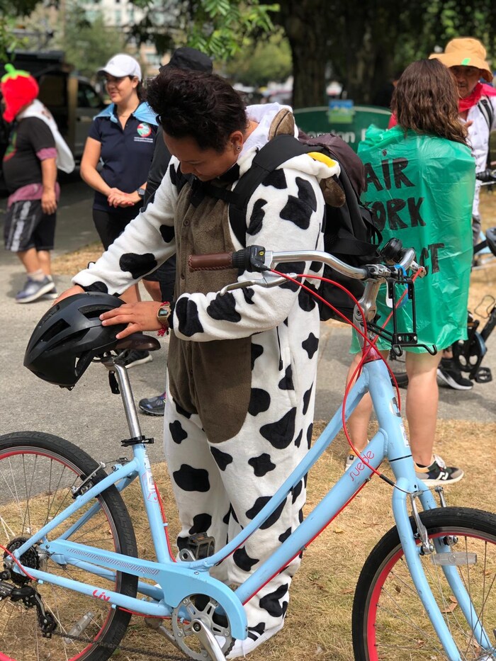 [Reportaje] Disfrazados de vegetales y animales, migrantes en Canadá ...