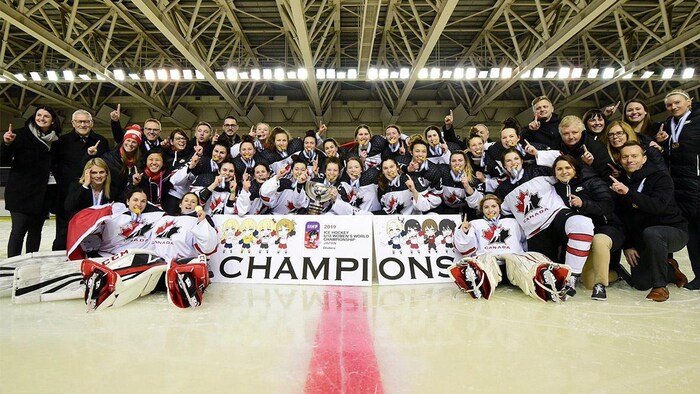 Une gardienne de but manitobaine mène le Canada à la médaille d'or ...