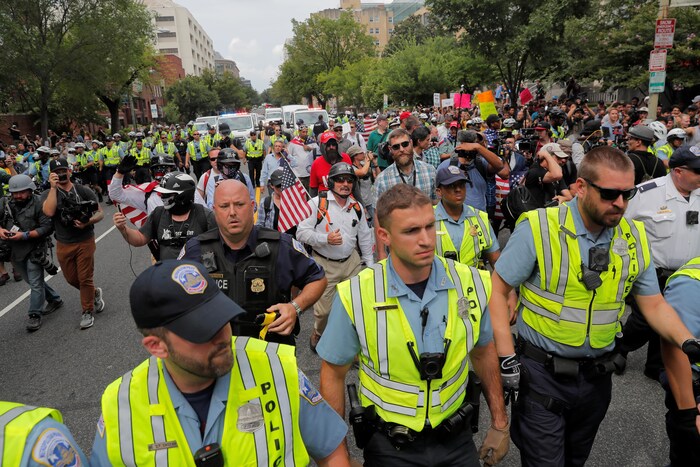 Les suprémacistes blancs submergés par les antiracistes à Washington ...