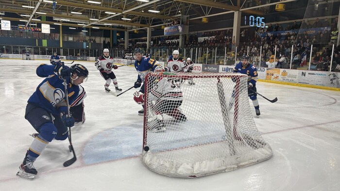 Recrutement difficile à prévoir pour les Aigles Bleus | Radio-Canada