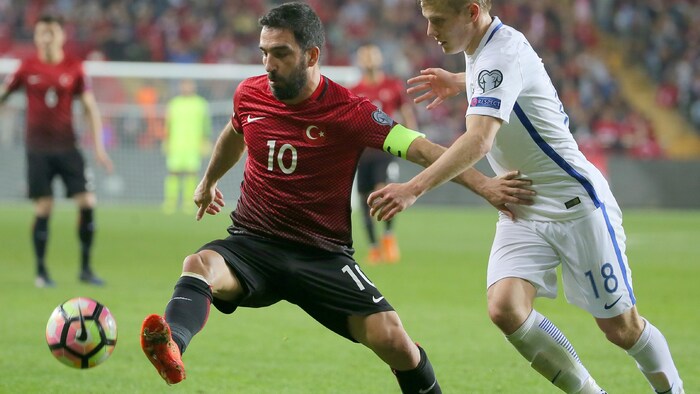 Après avoir attaqué un journaliste, Arda Turan renonce à la sélection ...