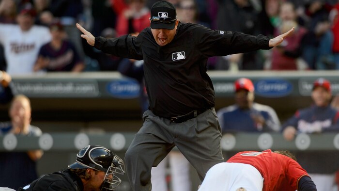 Un micro pour les arbitres du baseball majeur? | Radio-Canada