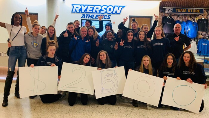 L'équipe féminine de basketball de l'Université Ryerson s'engage en ...