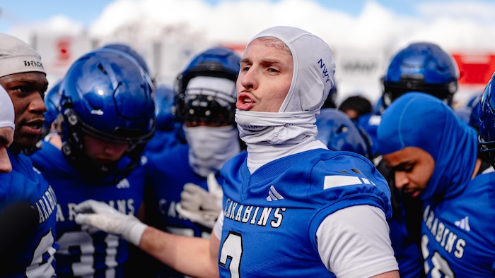 Gabriel Diallo se range derrière les Carabins et son bon ami, Brandon Gourgon | Radio-Canada