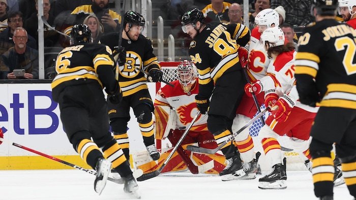 Les Bruins s’imposent face aux Flames | Radio-Canada