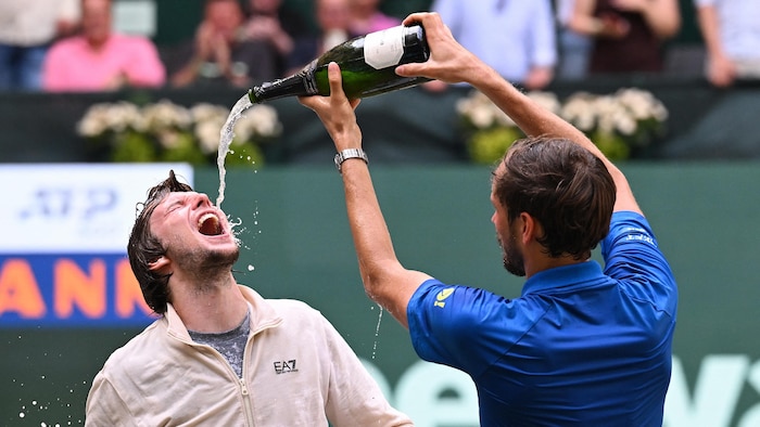Alcaraz remporte le Queen’s, Bublik gagne le tournoi de Halle | Radio-Canada