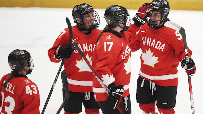 Le Canada passe en demi-finales au mondial de hockey féminin | Radio-Canada