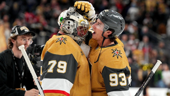 Carter Hart remporte son premier départ en 2 ans, les Golden Knights ...
