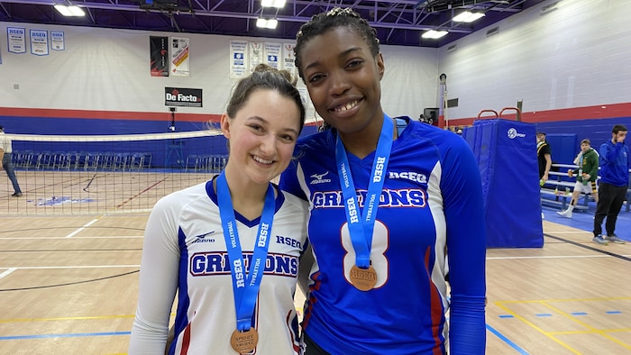 Volleyball féminin : les Griffons remportent le bronze à la maison | Radio-Canada
