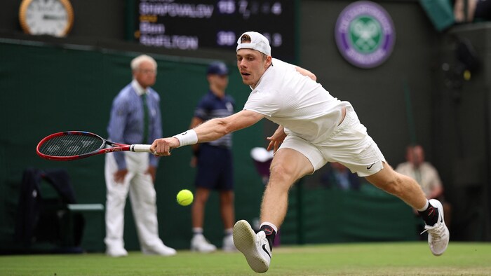 Denis Shapovalov éliminé en cinq manches à Wimbledon | Radio-Canada