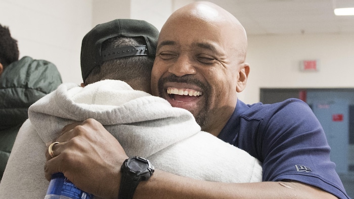 Les Alouettes confirment le retour de leur entraîneur-chef Khari Jones ...