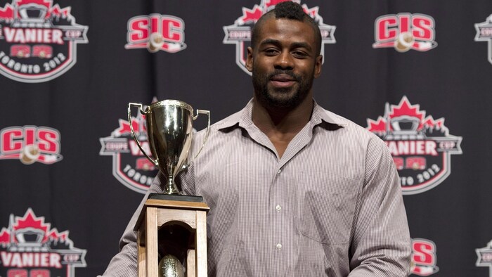 Le secondeur Frédéric Plesius libéré par les Alouettes | Radio-Canada