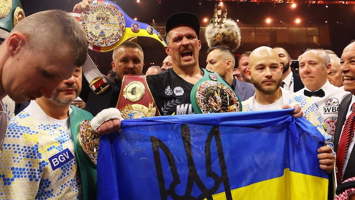 Oleksandr Usyk unifie les lourds en battant Fury, une première en près ...