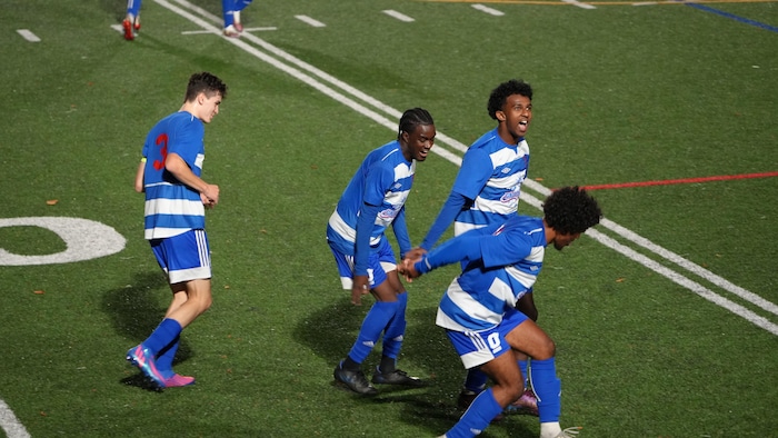 Un autre titre de champion de 2e division au soccer pour les Griffons | Radio-Canada