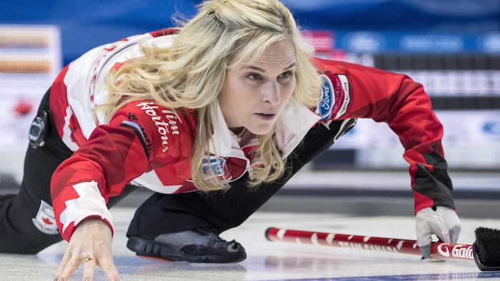 Jennifer Jones annonce sa retraite du curling par équipe à la fin de la ...