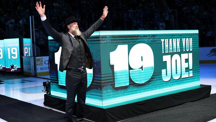 Les Sharks retirent le chandail no 19 de Joe Thornton | Radio-Canada
