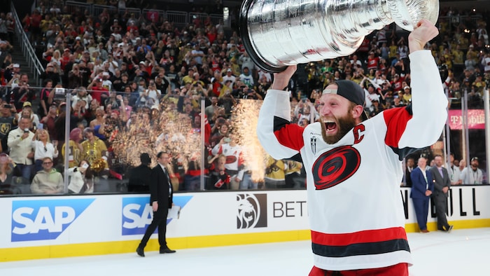 Les Hurricanes remportent la Coupe Stanley | Radio-Canada