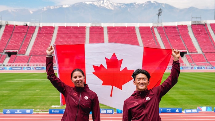 Katie Vincent et Phil Kim porte-drapeau à la cérémonie de clôture des ...