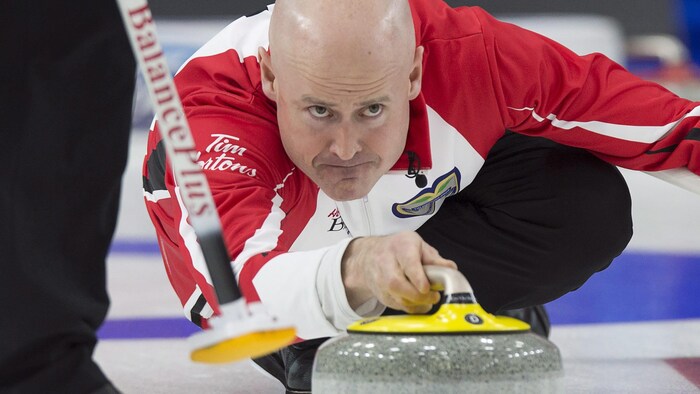Kevin Koe pourra défendre son titre de champion canadien | Radio-Canada