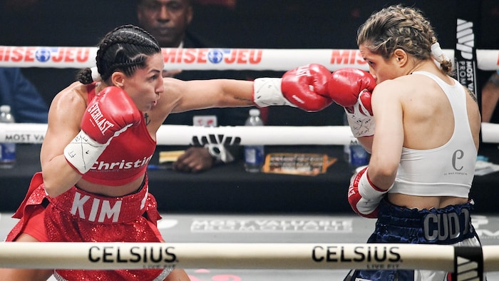 Kim Clavel sacrée championne IBF des poids pailles | Radio-Canada