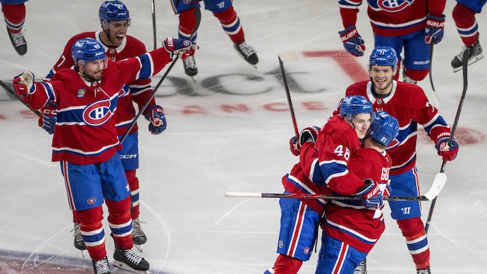 Lane Hutson joue les héros en prolongation contre le Lightning | Radio ...