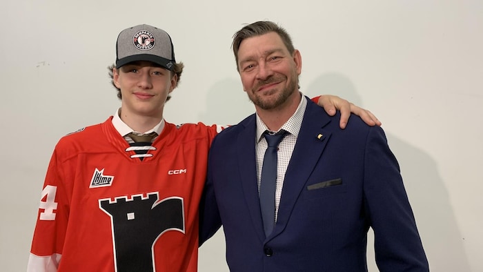 Rentrée des Remparts : Maddox Dagenais a le tir de son père | Radio-Canada