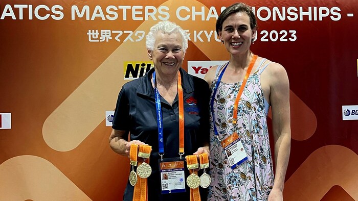 Grand-maman Mado glisse sur l’eau et bat des records à la piscine ...