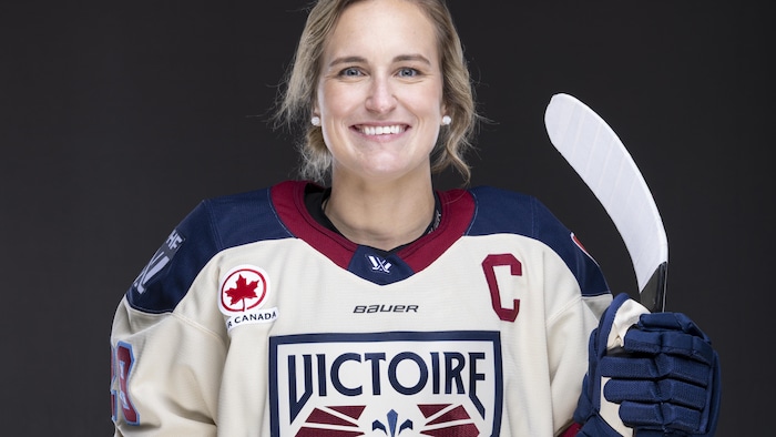 La LPHF dévoile ses nouveaux chandails | Radio-Canada