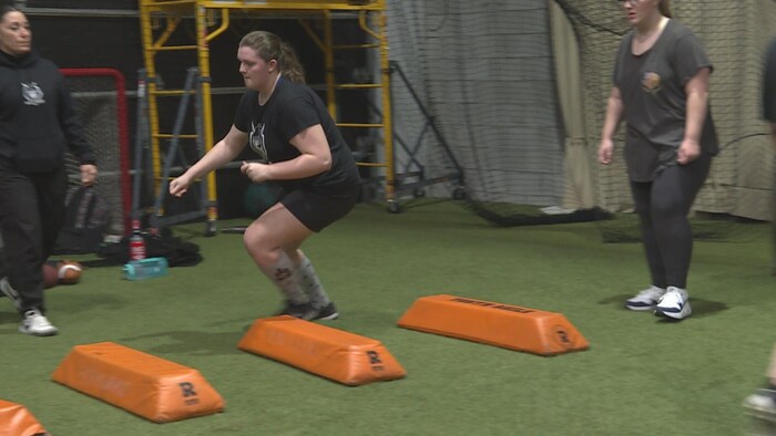 Équipe de football féminin recherche joueuses intéressées | Radio-Canada