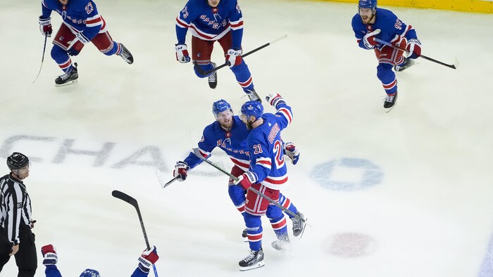 Barclay Goodrow donne la victoire aux Rangers en prolongation | Radio ...