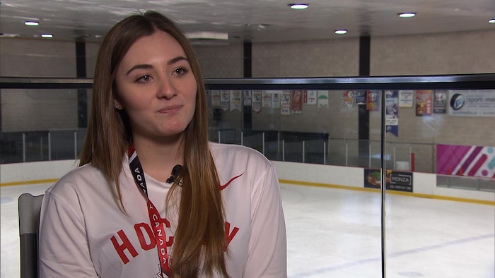 Raphaëlle Tousignant, jeune pionnière de hockey sur luge | Radio-Canada